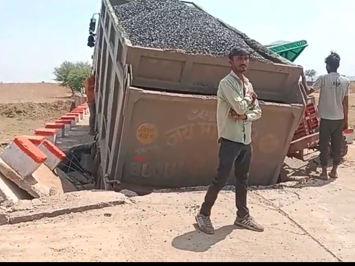 A truck got stuck on the bridge built on the Ratadi river | रातड़ी नदी ...