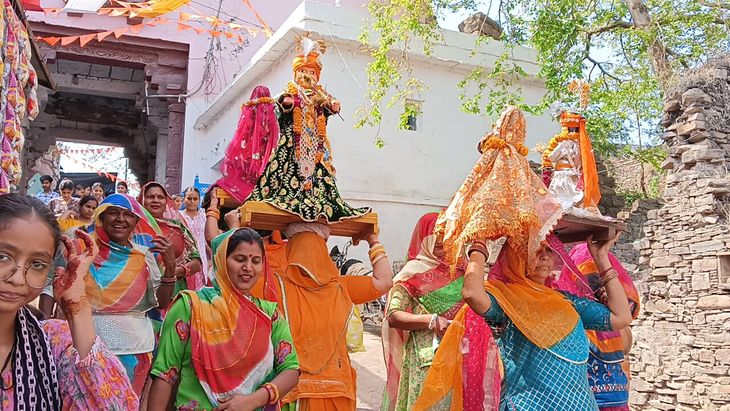 With pomp and show, the royal procession of Isar-Gangaur reached Gandhi ...
