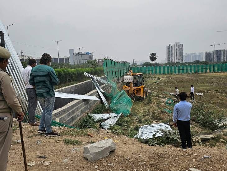 12 thousand square meters of land in Noida free from encroachment The ...