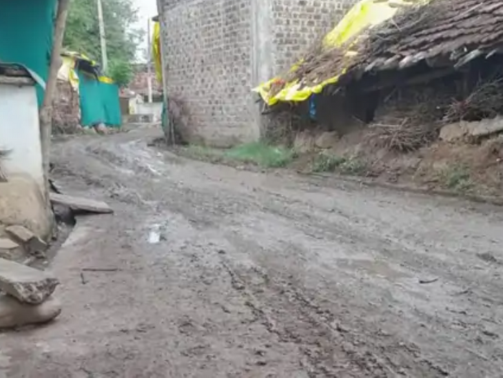 Mud accumulated on the roads in Bisukhedi | बीसूखेड़ी में सड़कों पर जमा ...