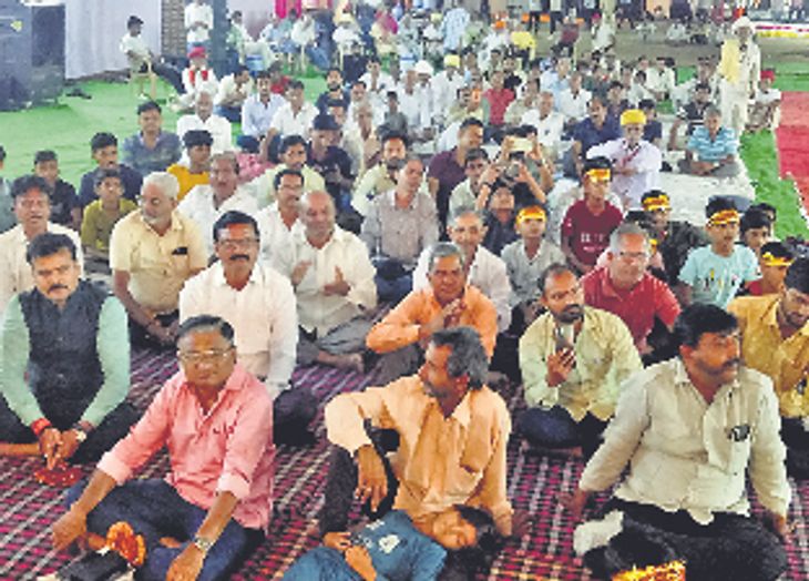 Flag hoisted at the temple with chanting of mantras | मंत्रोच्चार के ...