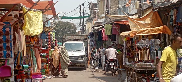 Banmore: Shopkeepers block the road by placing their goods, traffic ...
