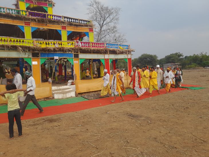 Thousands of devotees are doing parikrama of the Nav Kundatmak ...