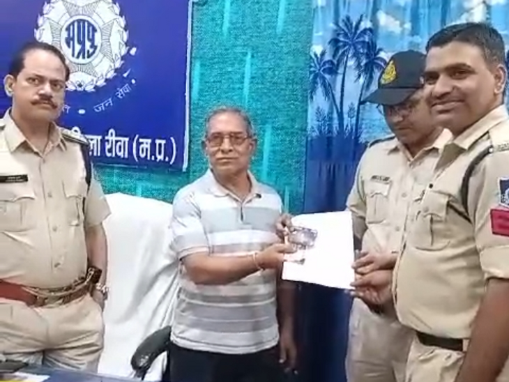 Police praised the honesty of the man in Rewa | एटीएम बूथ में मिले 10 ...