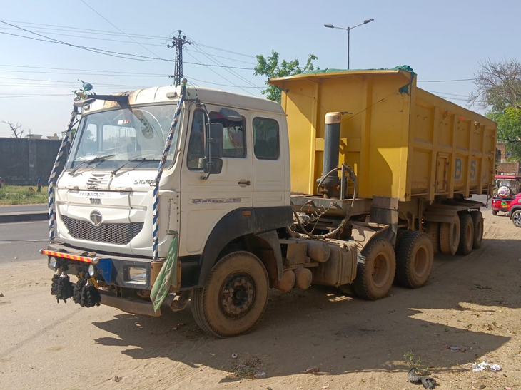 A trailer crushed a man while he was crossing the road | सड़क पार करते ...