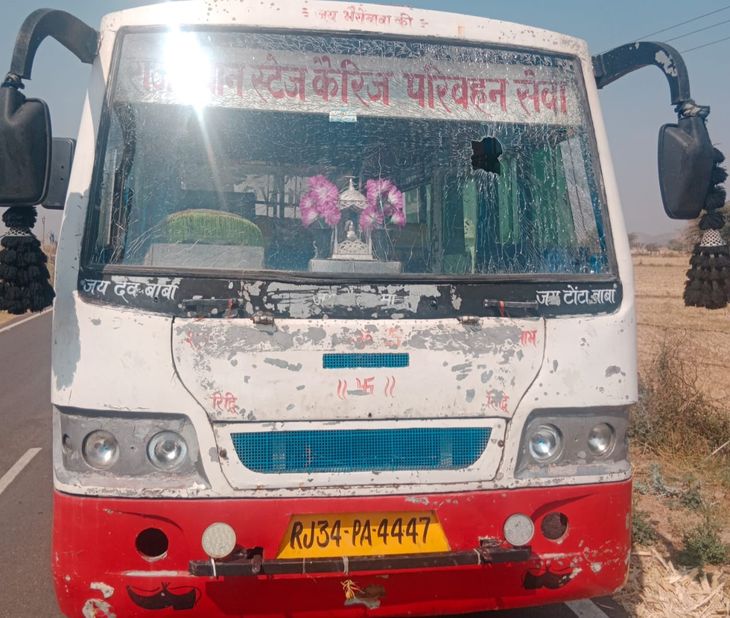 The tempo driver along with his companions beat up the bus driver ...