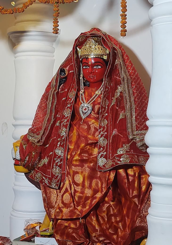 All the devotees kept dancing till late night in the Devi Jagran ...