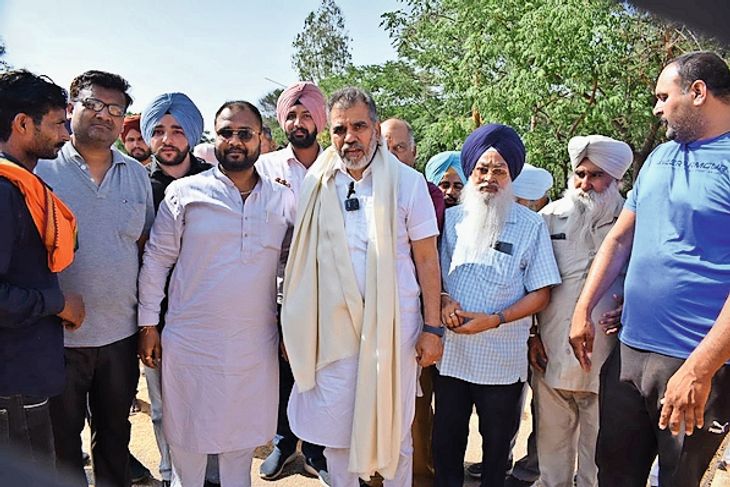 Akali Dal candidate listened to the problems of the farmers | अकाली दल प्रत्याशी ने सुनी किसानों ...