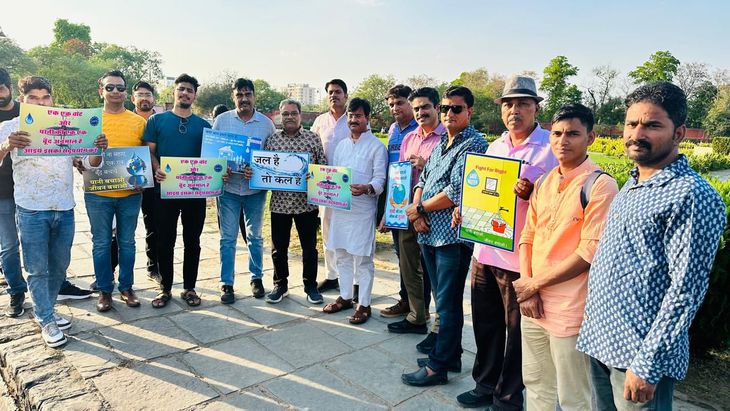 Save water campaign; done with posters at Statue Circle | पानी बचाओ ...