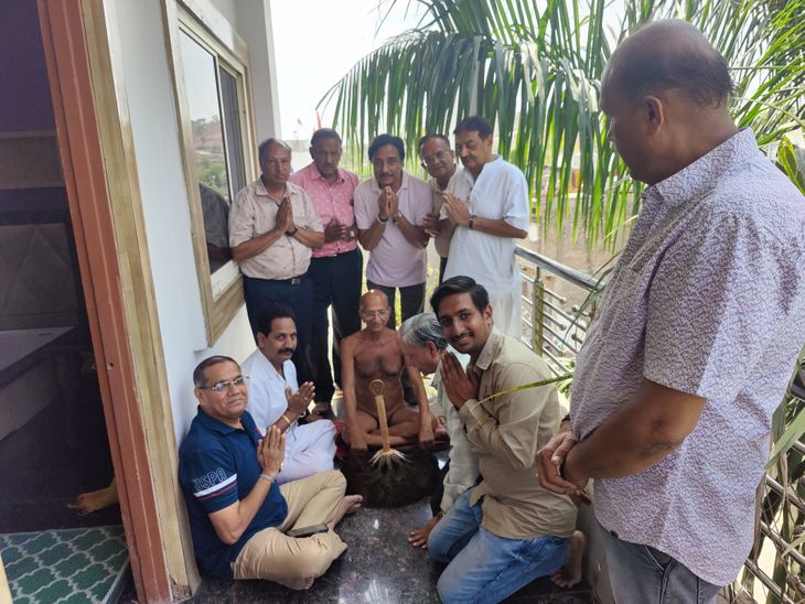 Auspicious entry of Ganacharya Pushpadant Sagar Maharaj in Manpur ...
