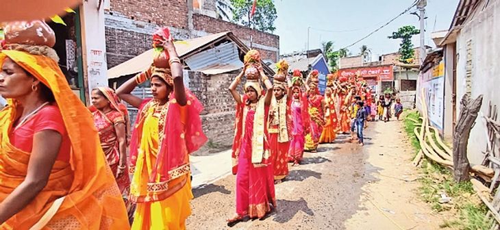 Kalash Yatra was taken out for the installation of the idol | मूर्ति की प्राण प्रतिष्ठा को लेकर ...