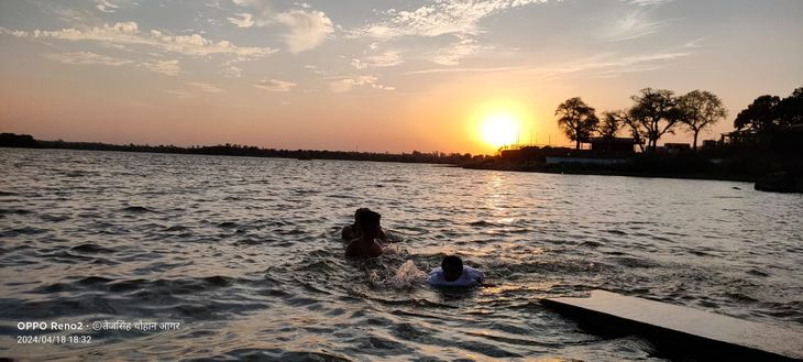 With the increasing heat, diving for relief at Moti Sagar lake | बढ़ती ...