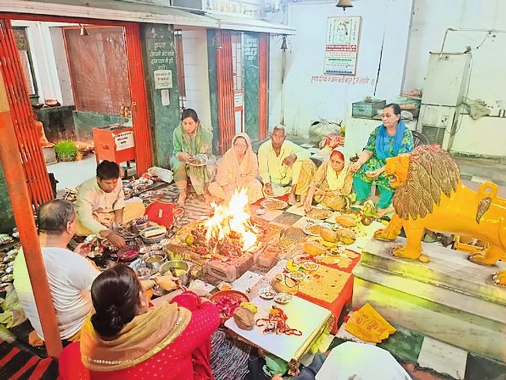 Navchandi havan completed in Amba Mata temple | अम्बा माता मंदिर में ...