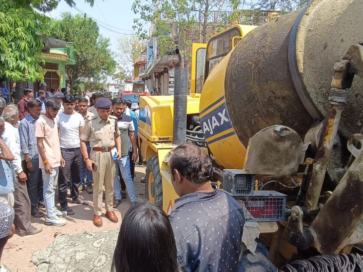 A disabled elderly woman was crushed by a mixer machine | दिव्यांग ...
