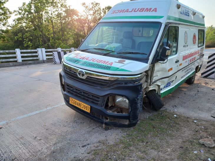The wheel of the ambulance came off after hitting the divider of the ...