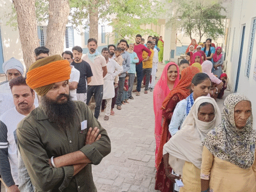 Voting in Marwar Mundwa for Nagaur Lok Sabha seat | मारवाड़ मूंडवा में ...