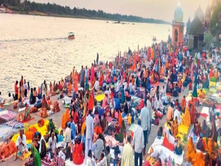 Thousands of devotees reached Narmada Ghat | नर्मदा घाट पर पहुंचे ...
