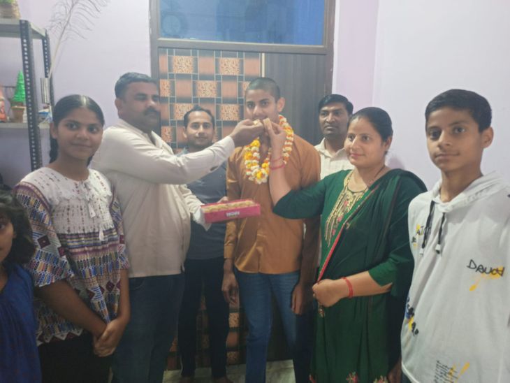 Priyanshu, a 10th class student topped the district in Hapur | हापुड़ ...