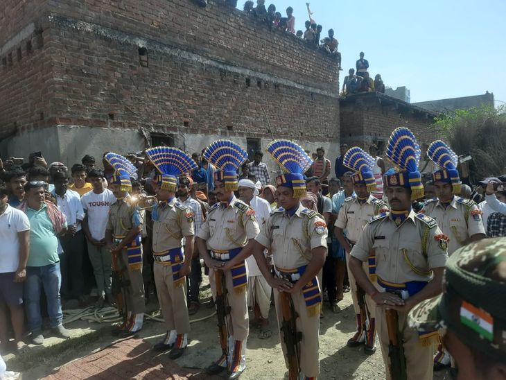 The body of the CRPF jawan was brought to the village from Latehar ...
