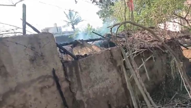 Trees along with 2 mud houses burnt in the fire | अगलगी से 2 मिट्टी के ...