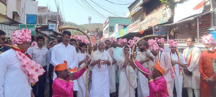 A grand Bargoda was taken out in Parasnath on the occasion of renovation of Bhomiyaji Maharaj ...