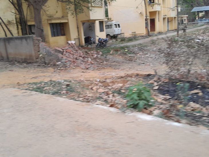 The boundary wall of CHC Naugarh collapsed | सीएचसी नौगढ़ का बाउंड्री ...
