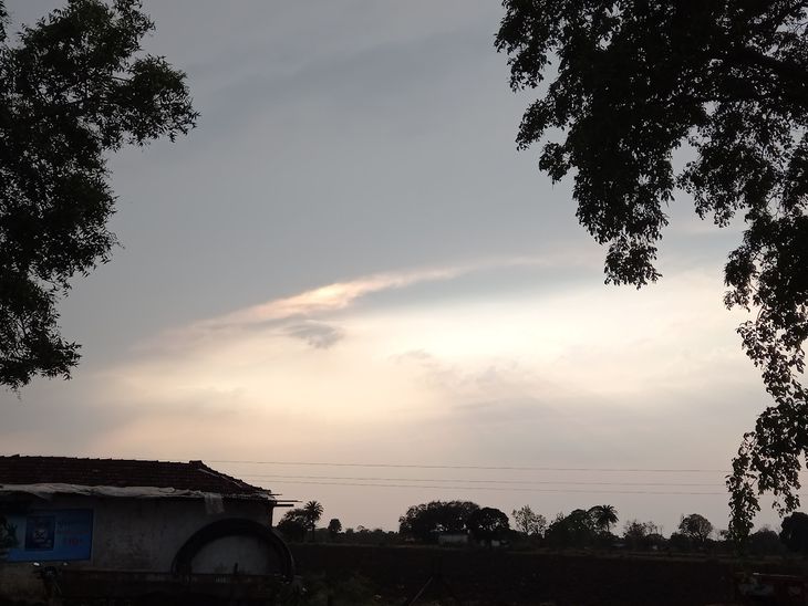 There was a change in the weather of Jhalaki | झालकी के मौसम में आया ...