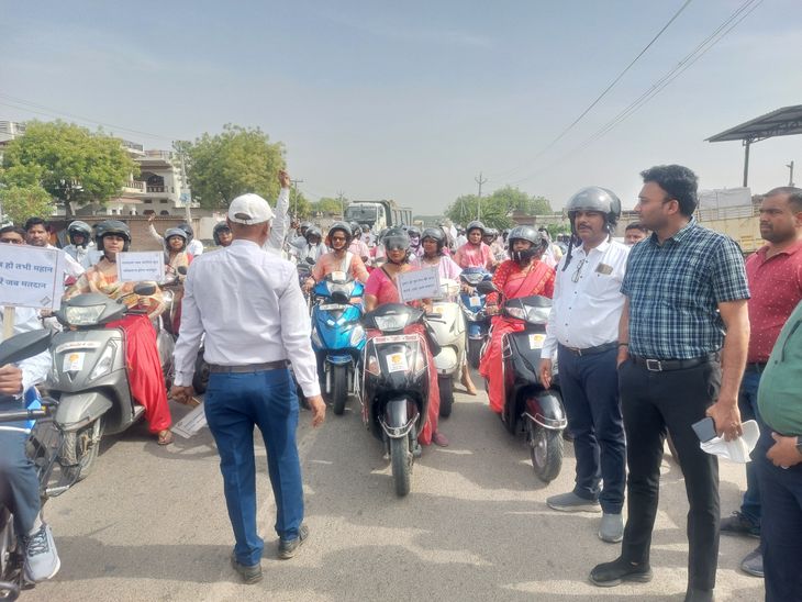 Voter awareness women scooty rally organized in Varanasi | वाराणसी में ...