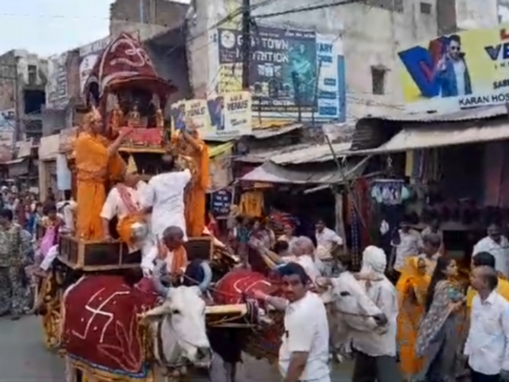 Lord Mahavir's procession started on a bullock cart | बैलगाड़ी पर सवार ...