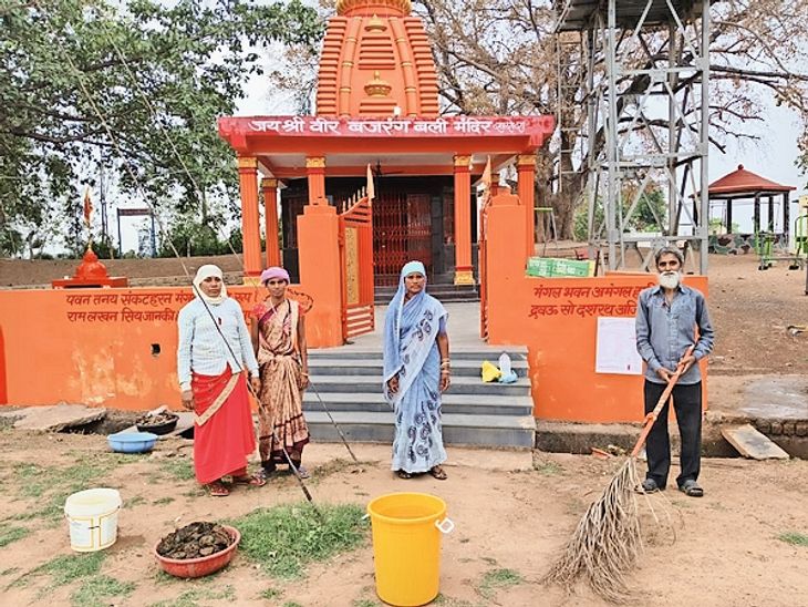 Cleanliness was done in Hanuman temple complex and its surroundings in ...
