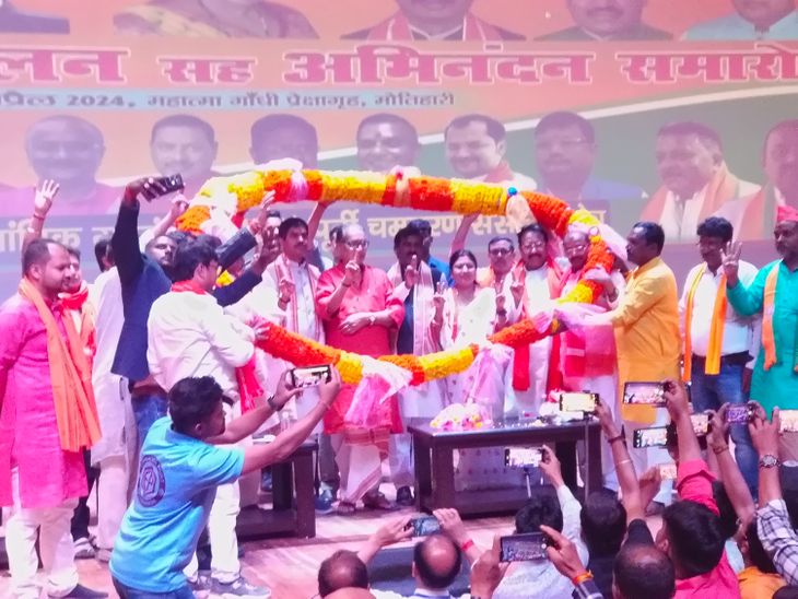 Commerce and Trade Cell organized the felicitation ceremony | वाणिज्य ...