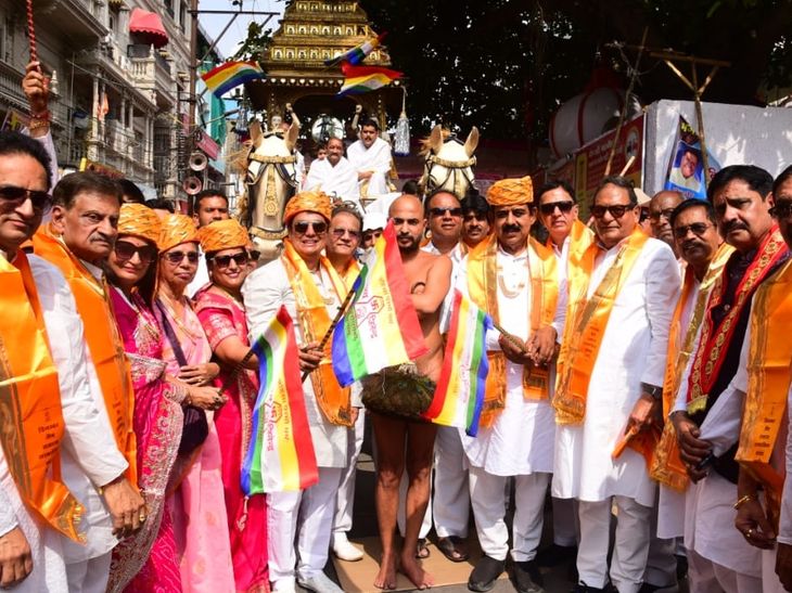 Digambar Jain community took out Golden Rath Yatra in Indore | इंदौर ...