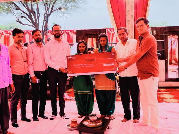 A cheque of 2 lakh 2 thousand rupees was presented under the Kanyadan ...
