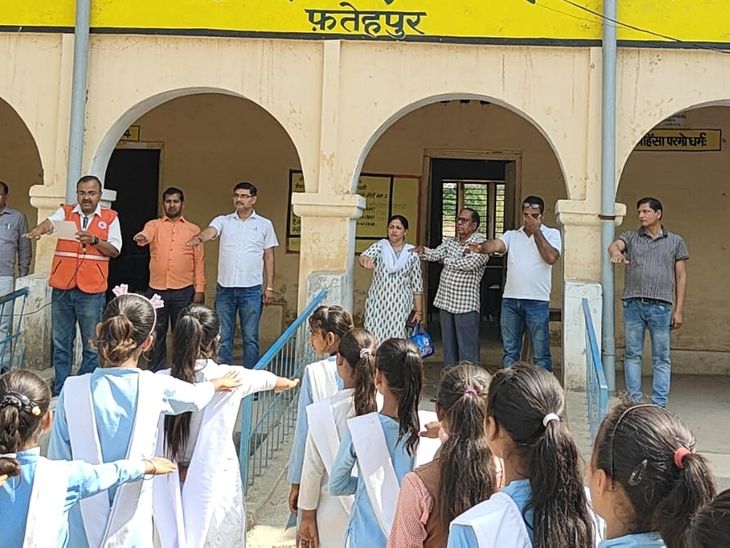 Children formed a human chain in the shape of a sweep | बच्चों ने बनाई ...