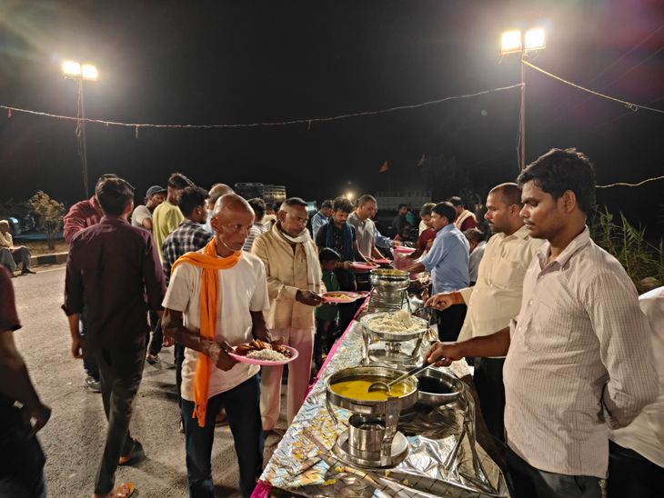 A huge feast was organized at Baba Vishwanath Das Temple | बाबा विश्वनाथ दास मंदिर में विशाल ...