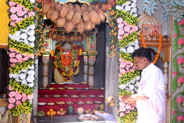 Mahaarati was performed along with the completion of Shri Ram Yagna ...