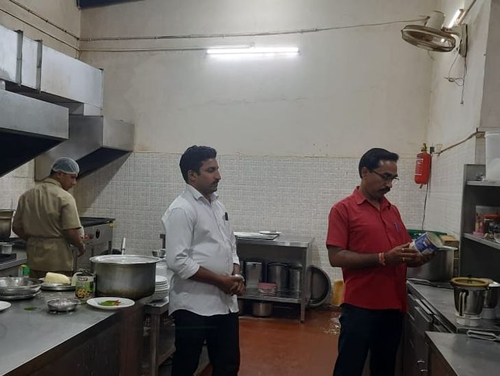 Food department raids the restaurant | रेस्टोरेंट में खाद्य विभाग की ...