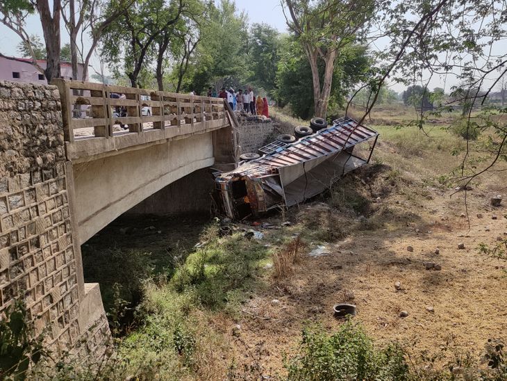 Trip trailer jumped into a ditch in Duddhi | दुद्धी में गड़ढे में कूदी ...