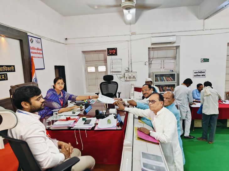 Kantilal Bhuria filled the nomination form | कांतिलाल भूरिया ने भरा ...