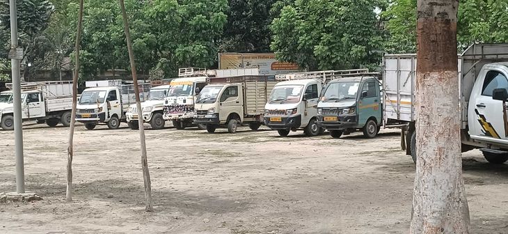 Vehicles are being gathered to transport EVM machines | ईवीएम मशीन को ...