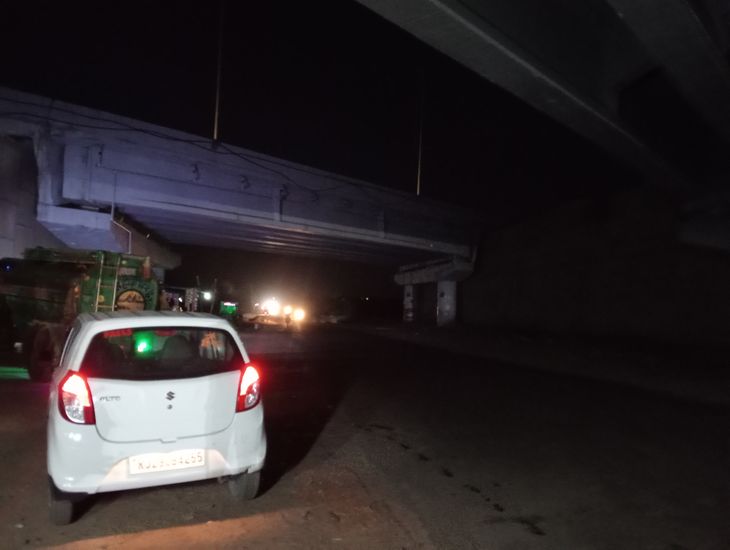 People are troubled due to darkness in the underpass of Delhi-Mumbai ...