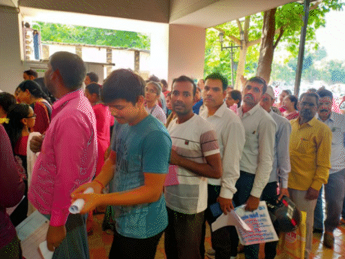 UP - Lucknow - The heat of summer made miserable, long queues in ...