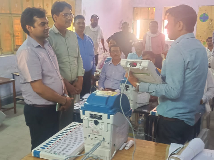 'Exam' of polling officials before the election | चुनाव के पहले ...