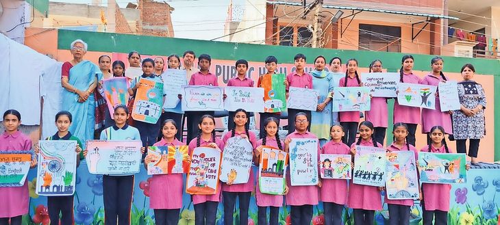 Booth level poster making competition was conducted | बूथ स्तरीय पोस्टर ...