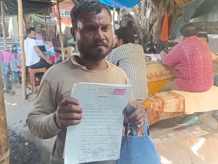 A living person was shown as dead on paper, | जिंदा व्यक्ति को कागजों ...