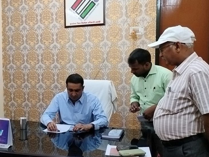 DEO did a surprise inspection of the election control room | निर्वाचन ...