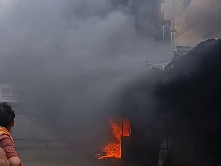 Fire in shop due to short circuit - video | शार्ट सर्किट से दुकान में ...