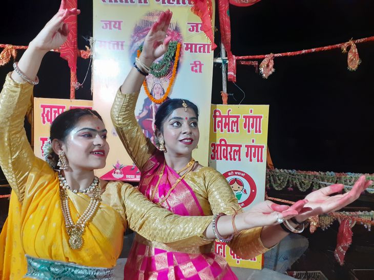 A stream of melodies flowed in the Maa Sheetla Festival of Varanasi ...