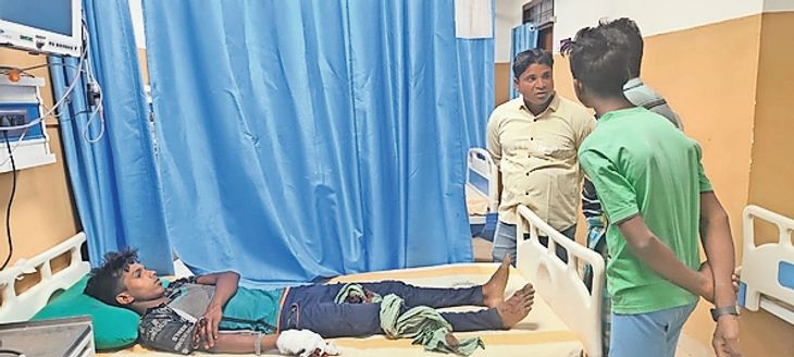 A child's hand was cut off by a thresher while threshing corn | मक्का ...