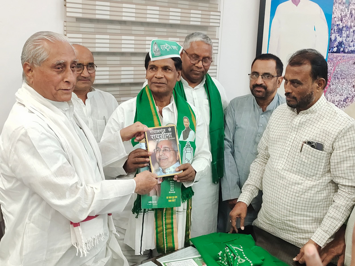 Former state president of BSP Baban Singh Kushwaha joins RJD